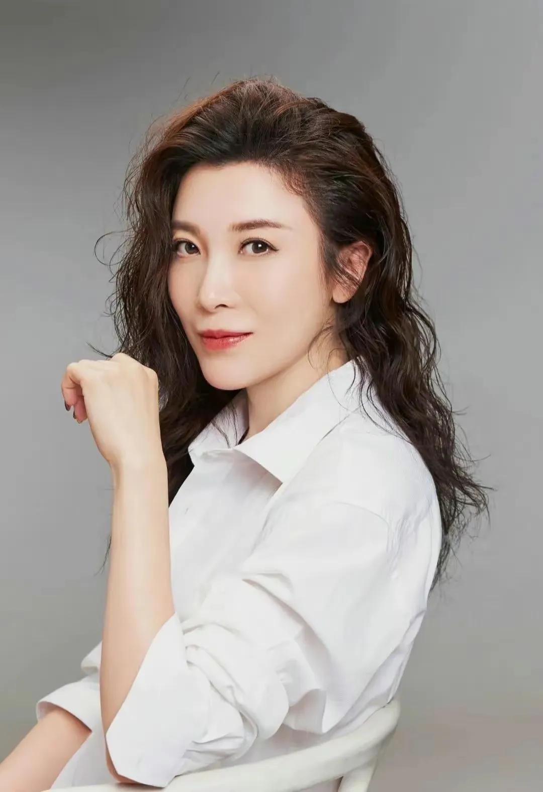 Mature and sexy coexist with Zhang Yanyan - iNEWS