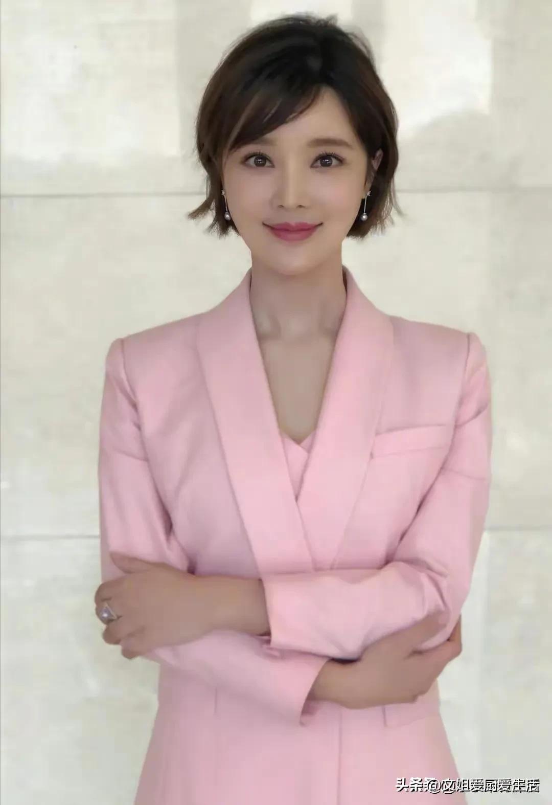 CCTV's most beautiful host Hu Die's life photo - iNEWS