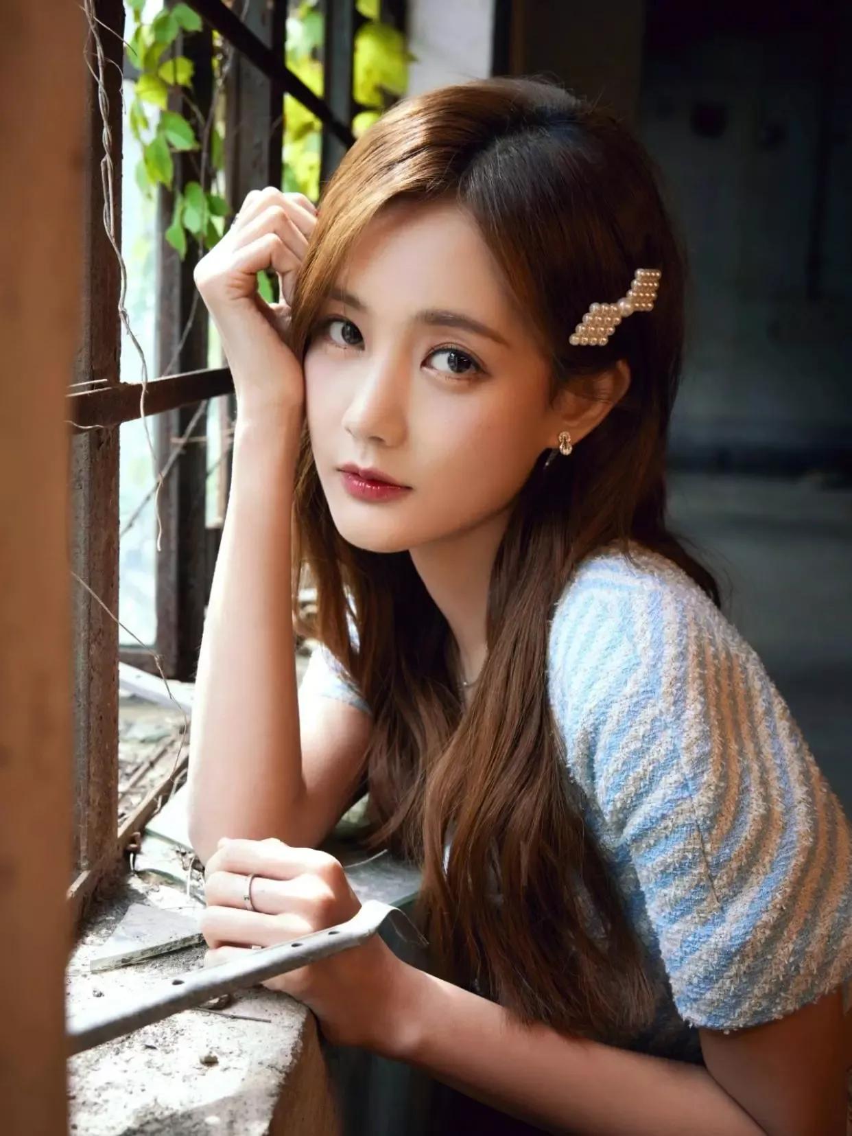 Li Yitong sweet smile - iNEWS