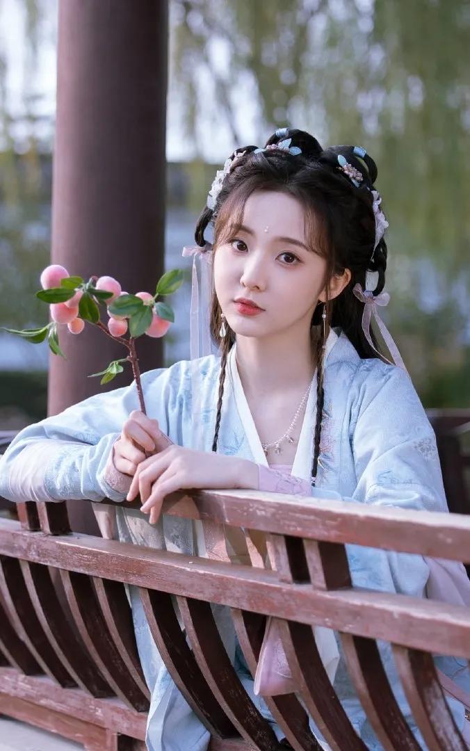 Zheng Naixin is beautiful no matter in ancient costumes or modern ...
