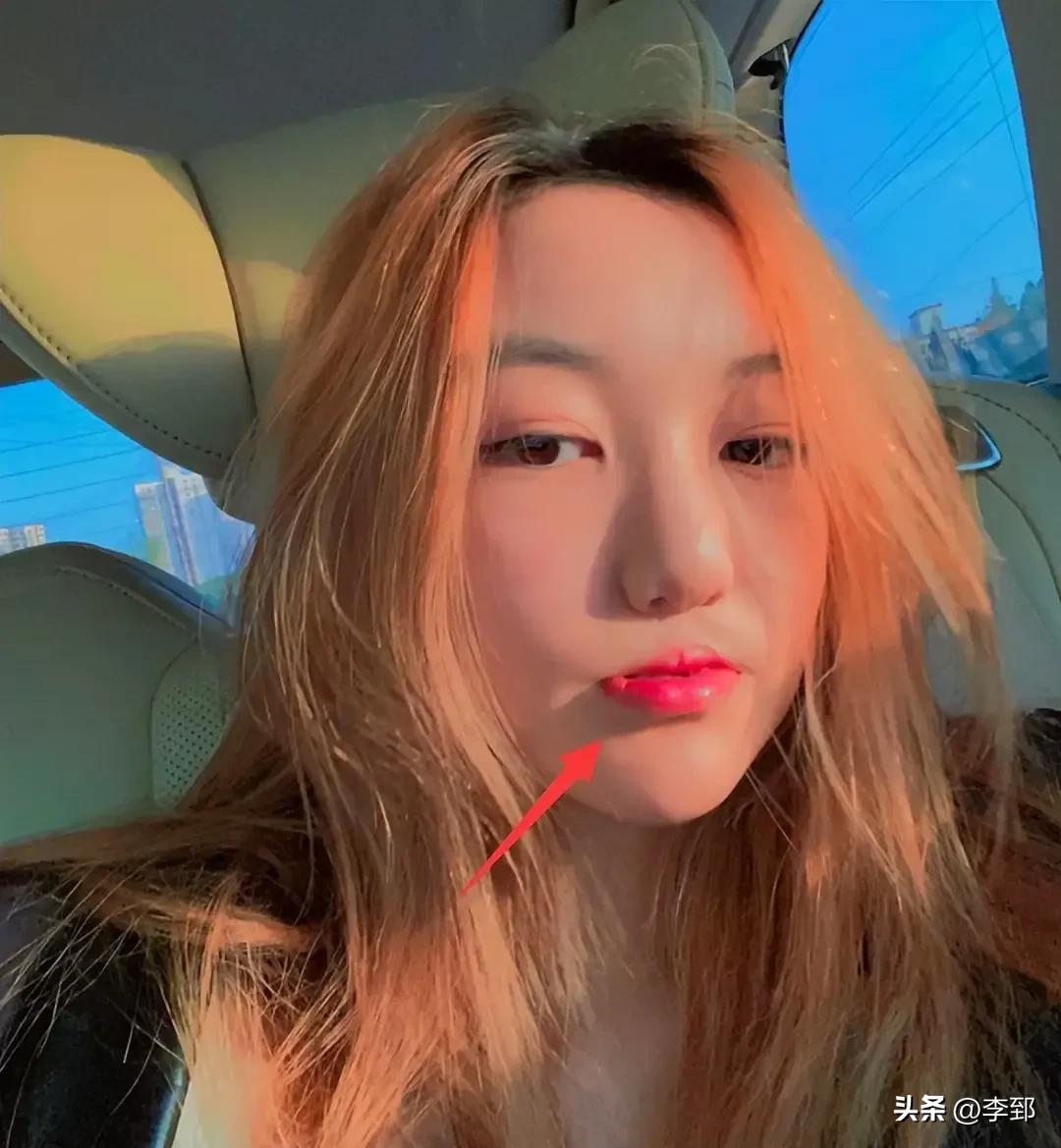 Faye Wong and Li Yan watched the scenery on the banks of the Seine ...