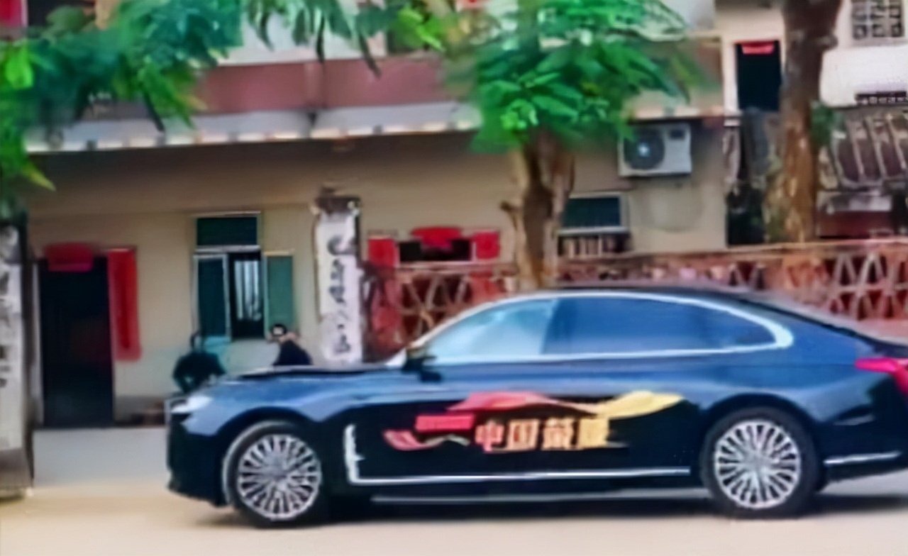 The luxury car that rewarded Quan Hongchan said that it was a custom ...