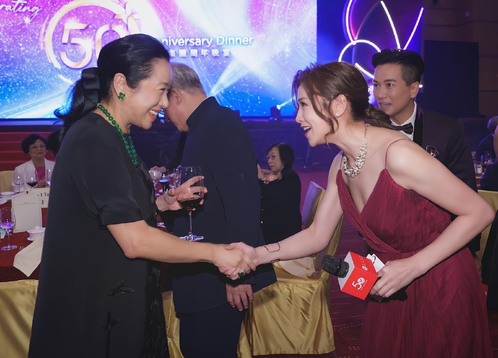 Zhu Lingling and her husband attended the event, wearing jewelry worth ...