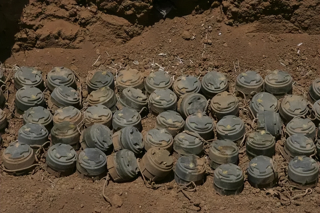How many landmines are there in Ukraine? 500 demining teams need to ...