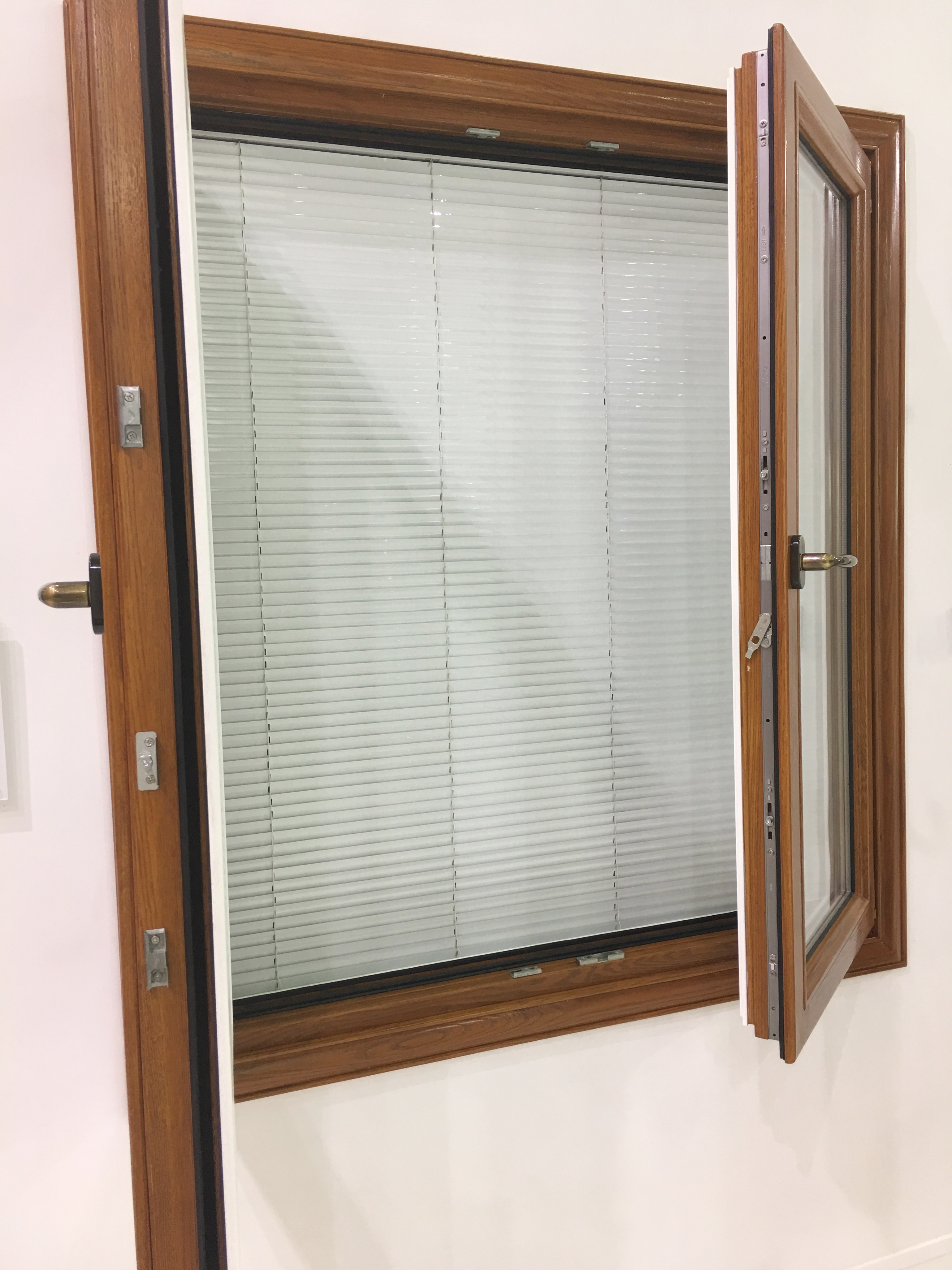 Hollow built-in shutters and doors and windows - iNEWS