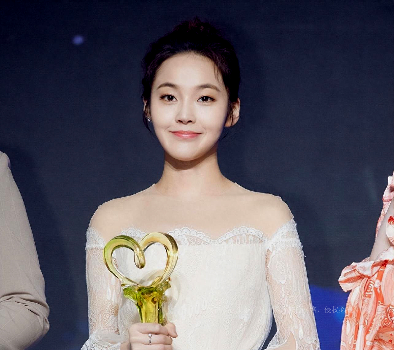 Zhang Jianing, who arranged her mother's second marriage, is as close to her stepfather as her ...