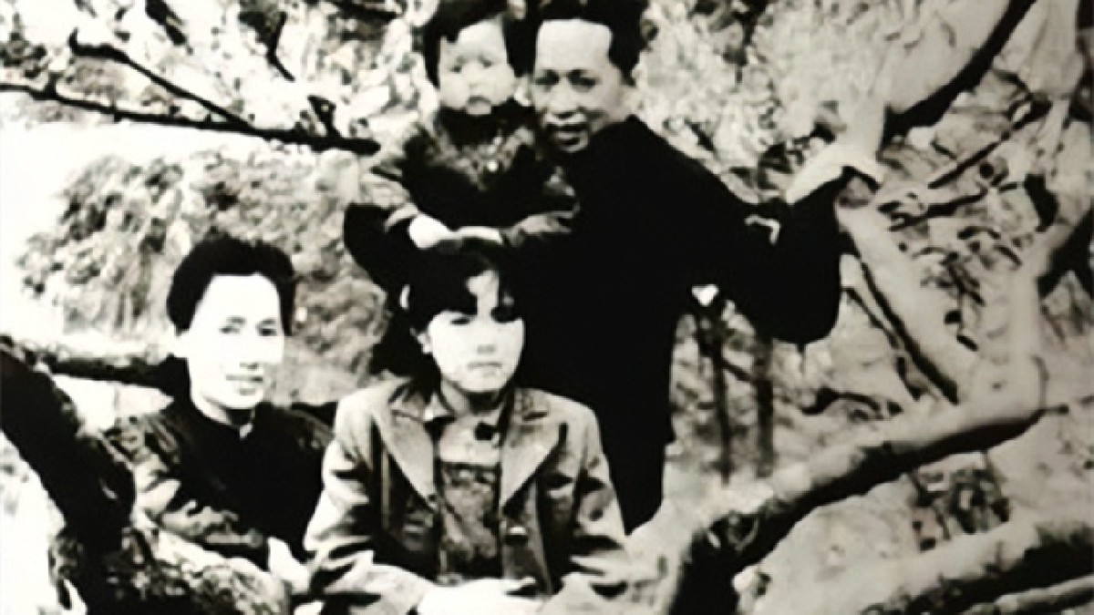 In 1946, Ye Ting suffered an air crash in the Black Tea Mountain. 60 ...