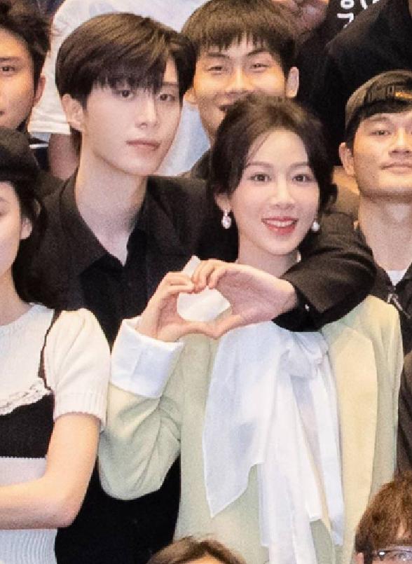 "Long Time Love" took a group photo, Fan Chengcheng and Yang Zi staged ...