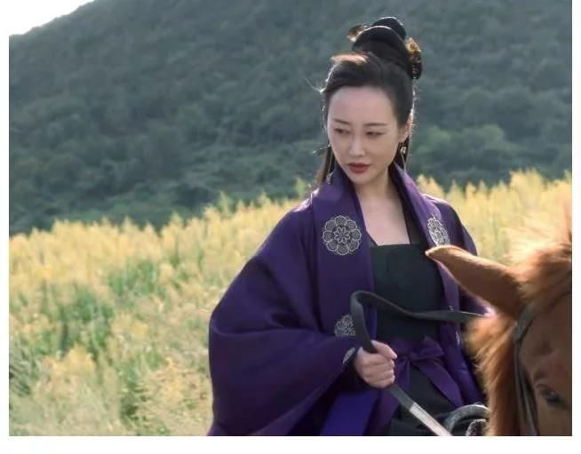 Xuanyuan Qingfeng, played by Li Chun, is the 14th beauty in "Fighting ...