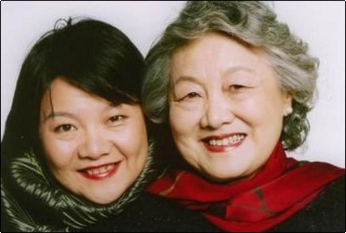 A recent photo of 61-year-old Hong Huang was exposed: with white hair ...