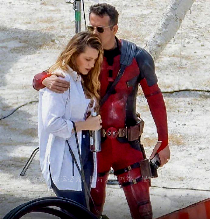 "Deadpool 3" Deadpool was defeated by Wolverine and knelt down to beg ...