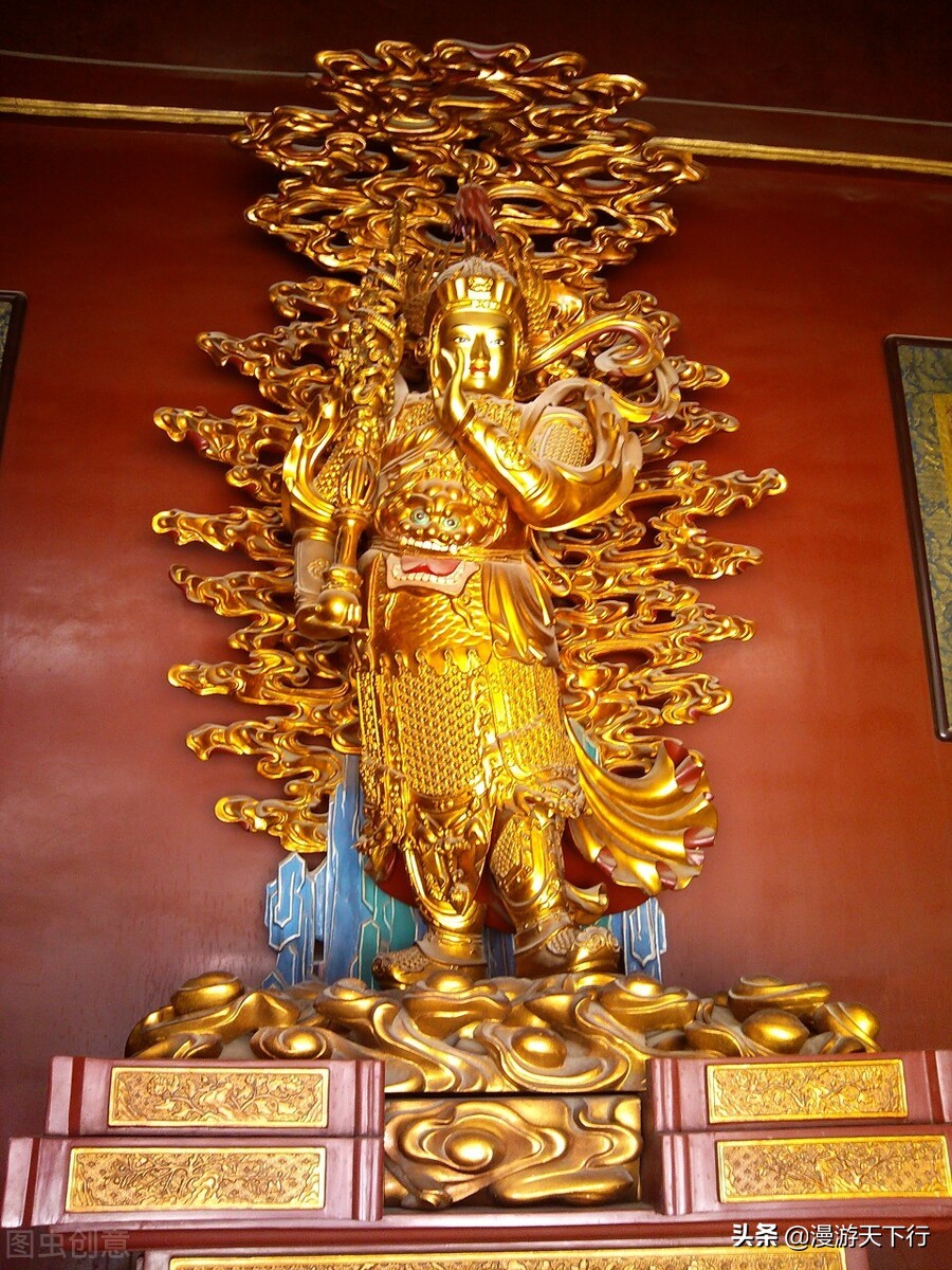 Wei Tuo held the vajra in his hand and made different postures. - iNEWS