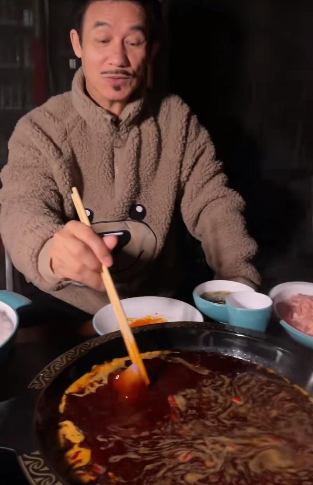 Hong Kong star Li Zixiong eats hot pot at six o'clock in the morning ...