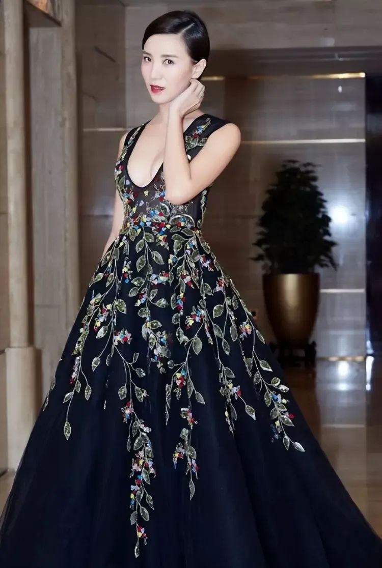 Song Jia changed her outfit boldly, and her upper body was amazing ...