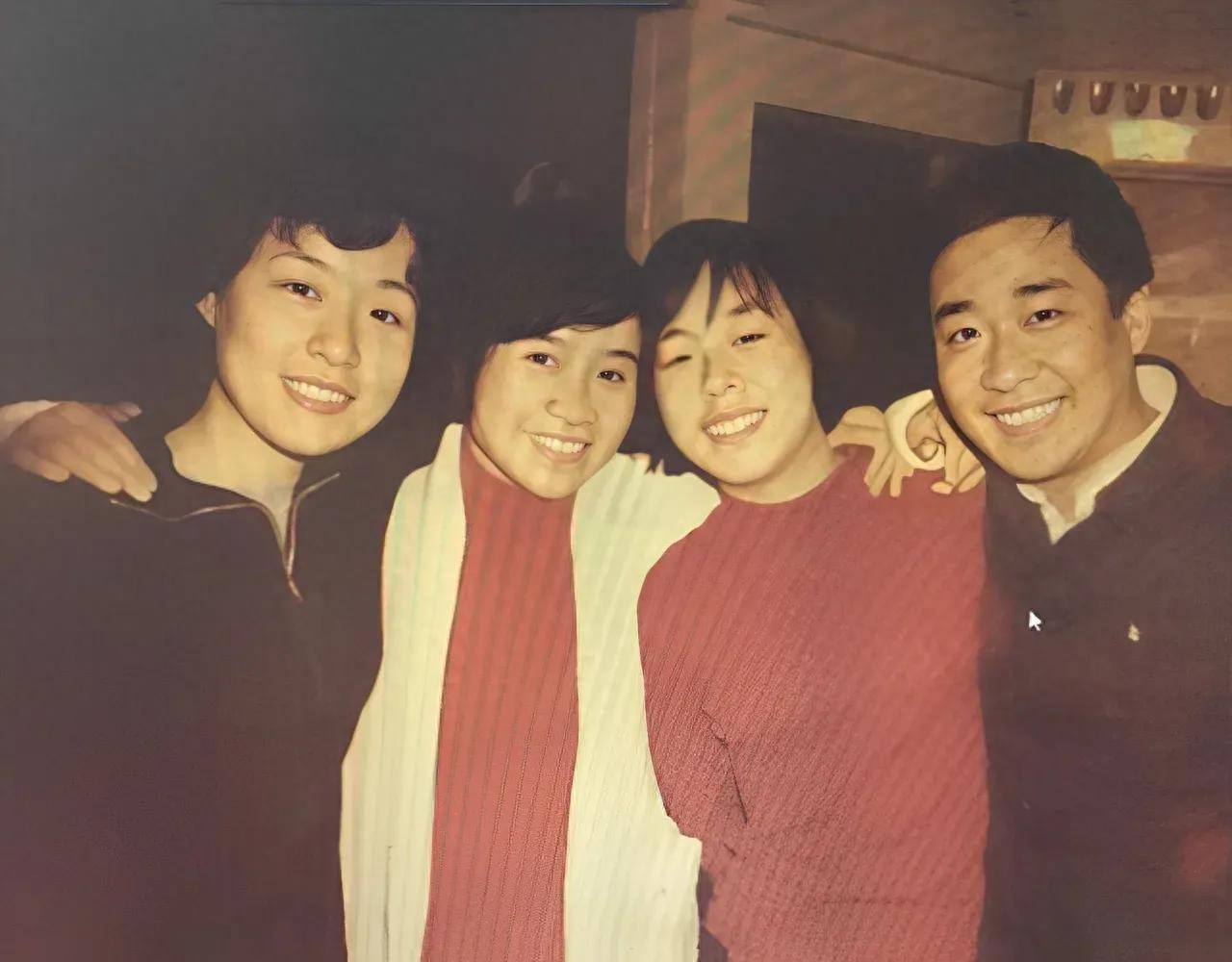 1980: Rare archival photos! A rare family reunion of Liu's four ...