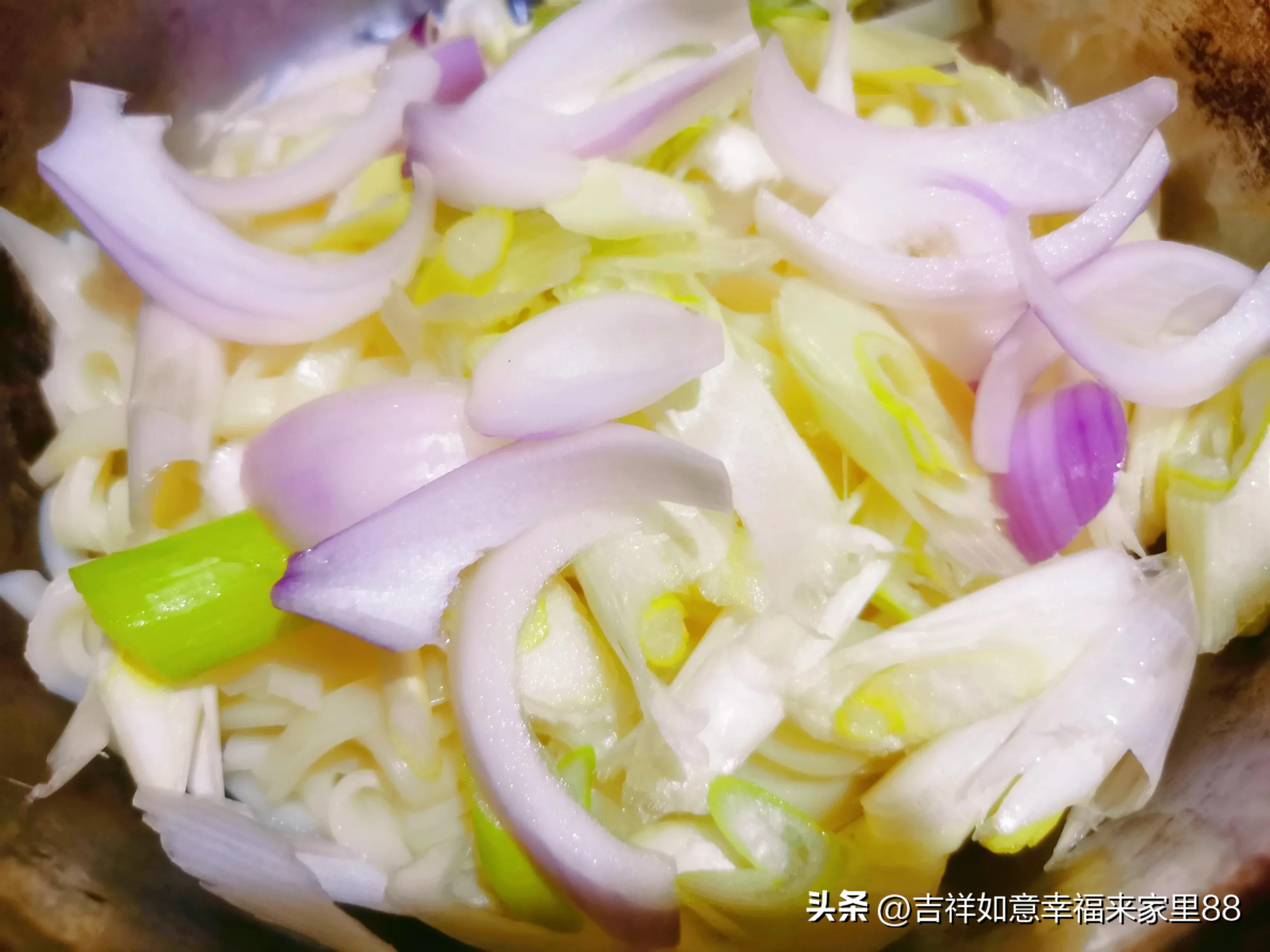 Cold noodles, refreshing and greasy, sour and appetizing, smooth and ...