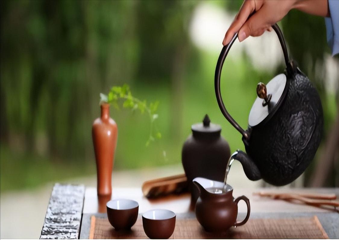 Silver bottle of catharsis oil floating ant wine, purple bowl of millet ...