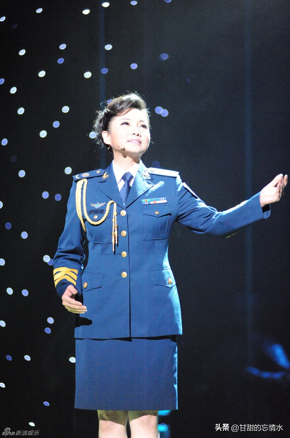 Three female military singers, with sweet looks, plump bodies and high ...