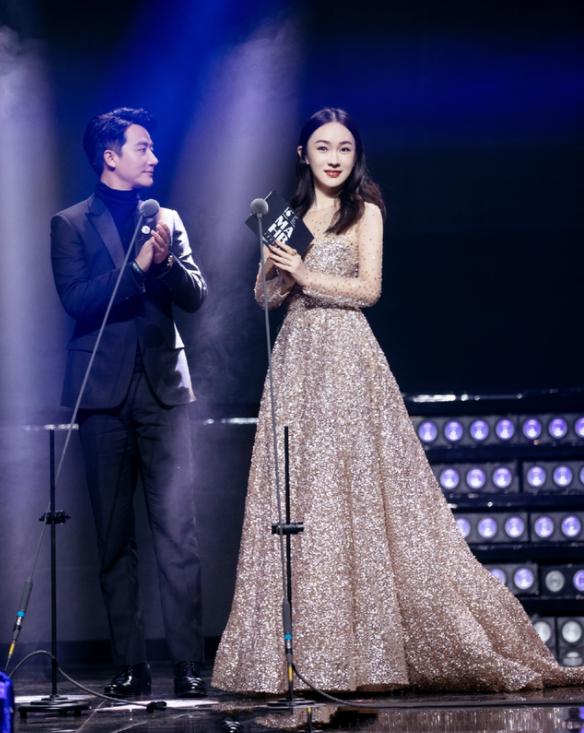 Huo Siyan is getting younger and younger, wearing a white dress and ...