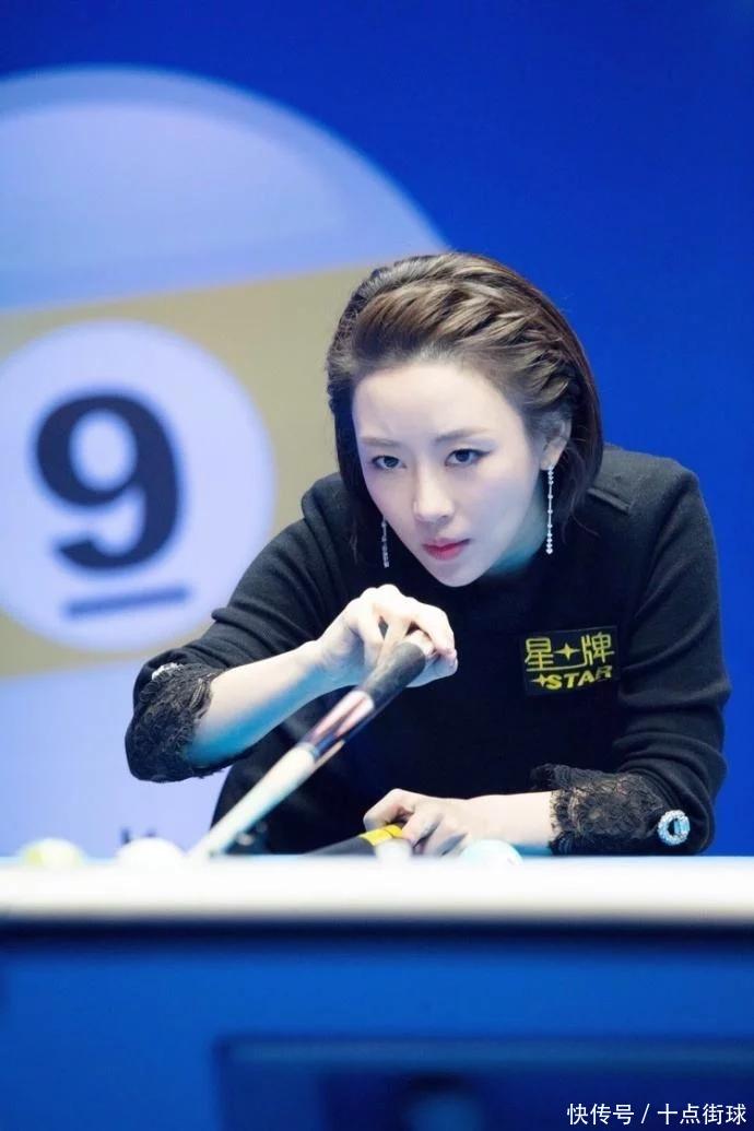 Pan Xiaoting takes a selfie, and her facial features are exquisite and ...