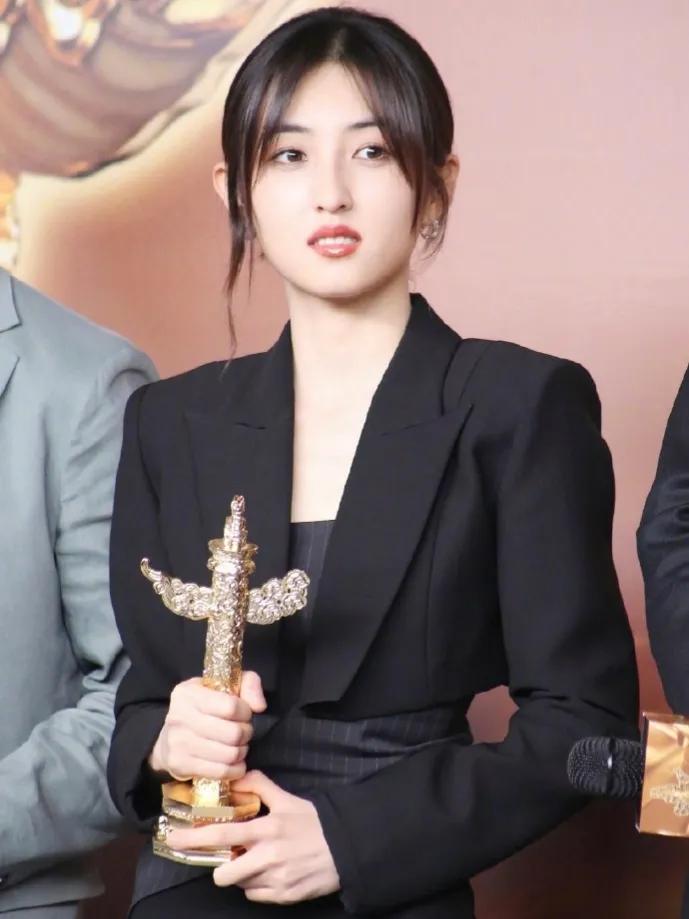 After Zhang Zifeng wins Huabiao, is it because God feeds him? - iNEWS