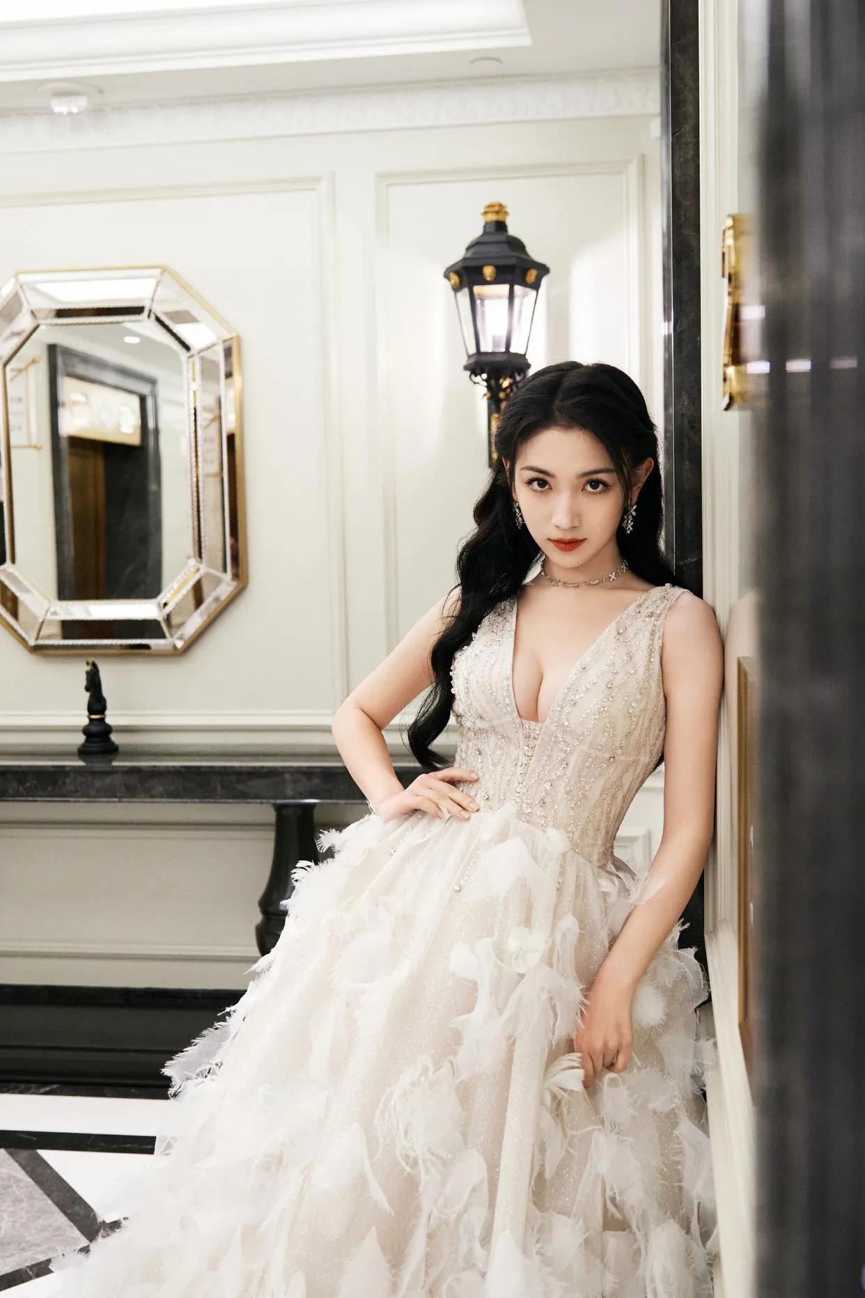 Dai Luwa's red carpet look at the Starlight Awards - iNEWS