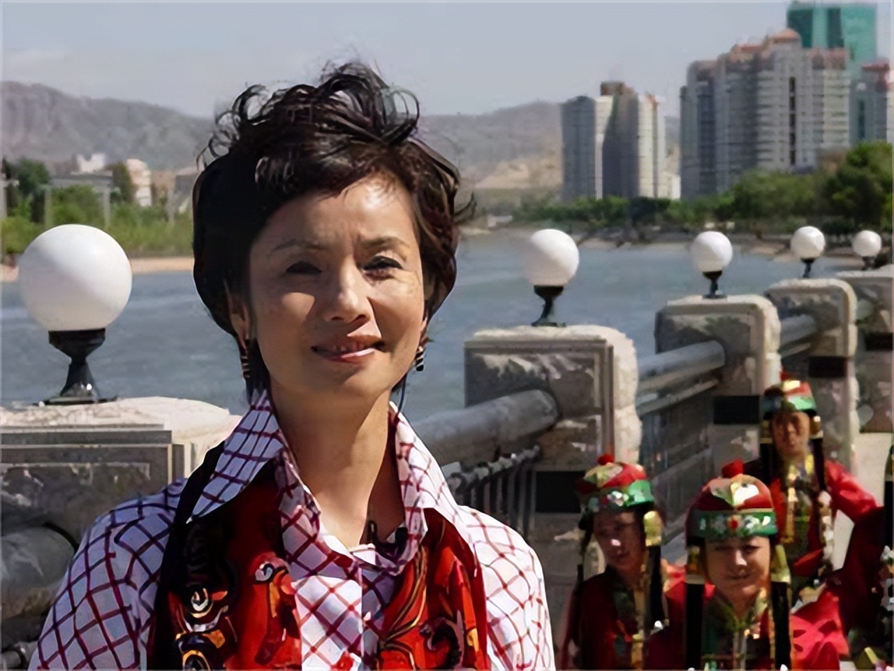 A recent photo of Xu Li from CCTV, with dark skin but elegant and noble ...
