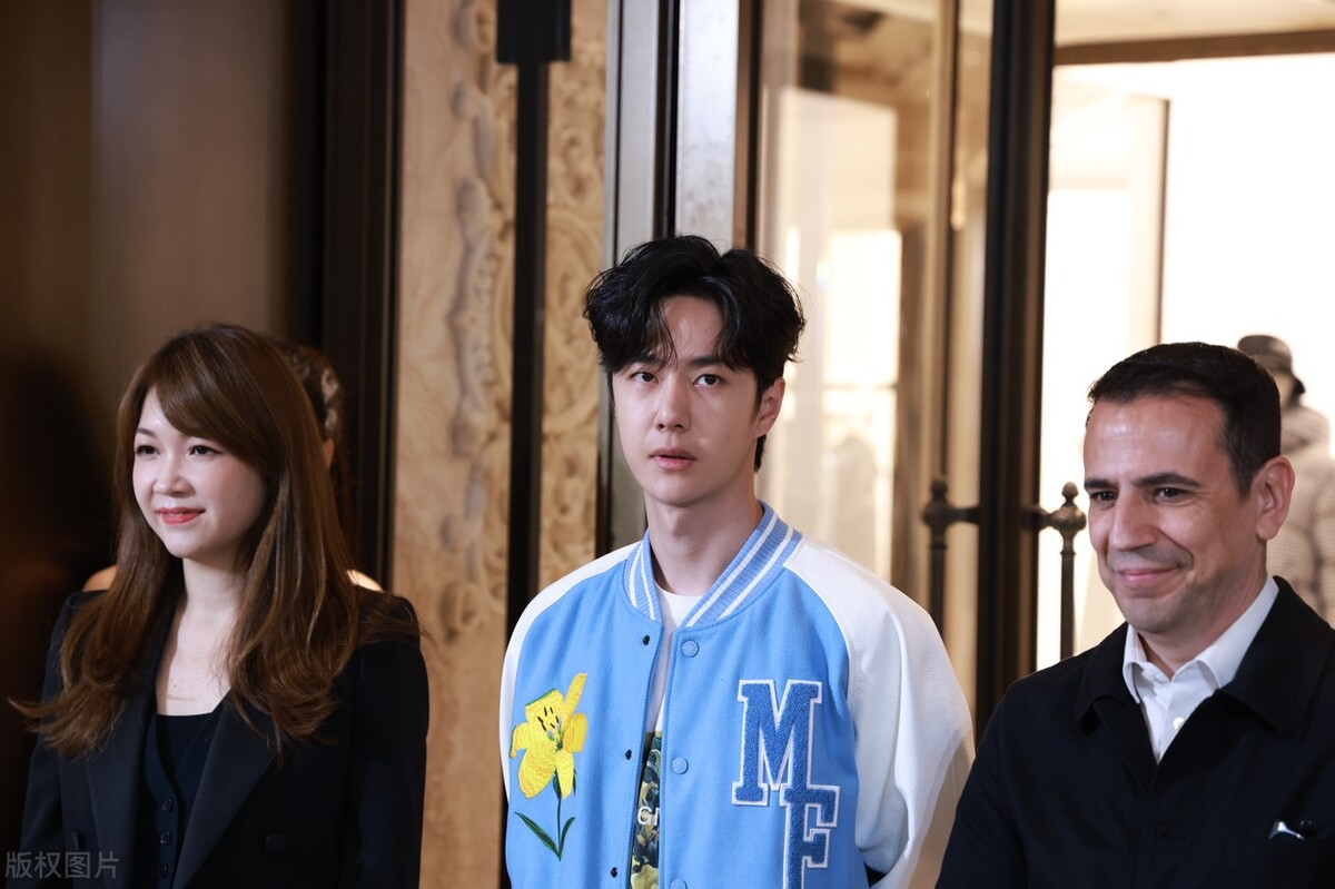 The top actor Wang Yibo attended the brand event, he looks so handsome ...