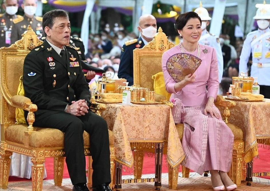 Queen Suthida can actually control the tender pink suit, which is super ...