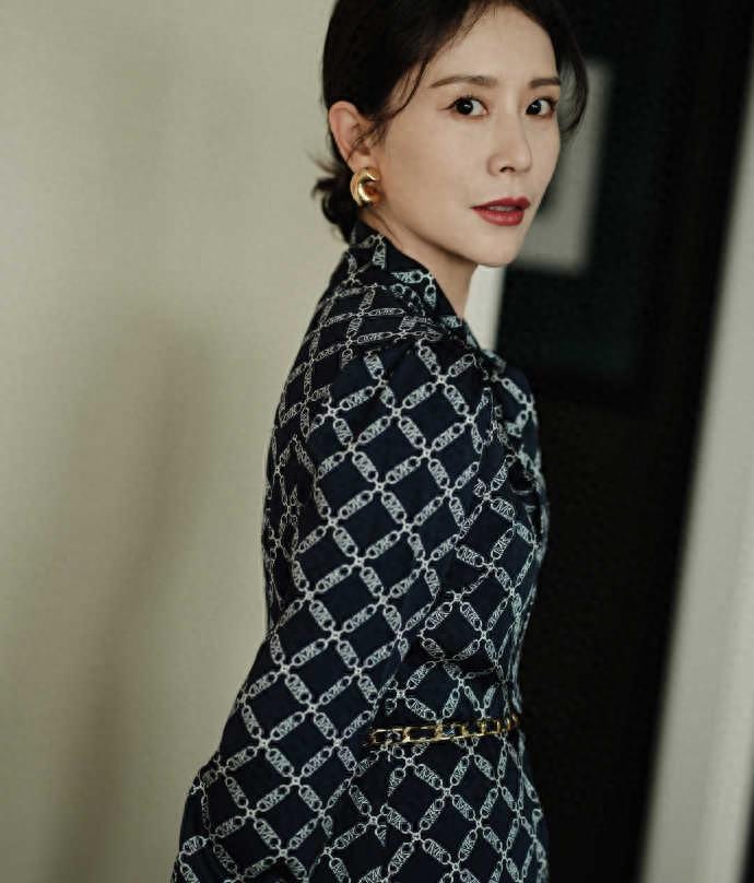 Playing the role of Zhang Guimei, this time, the 46-year-old Hai Qing ...