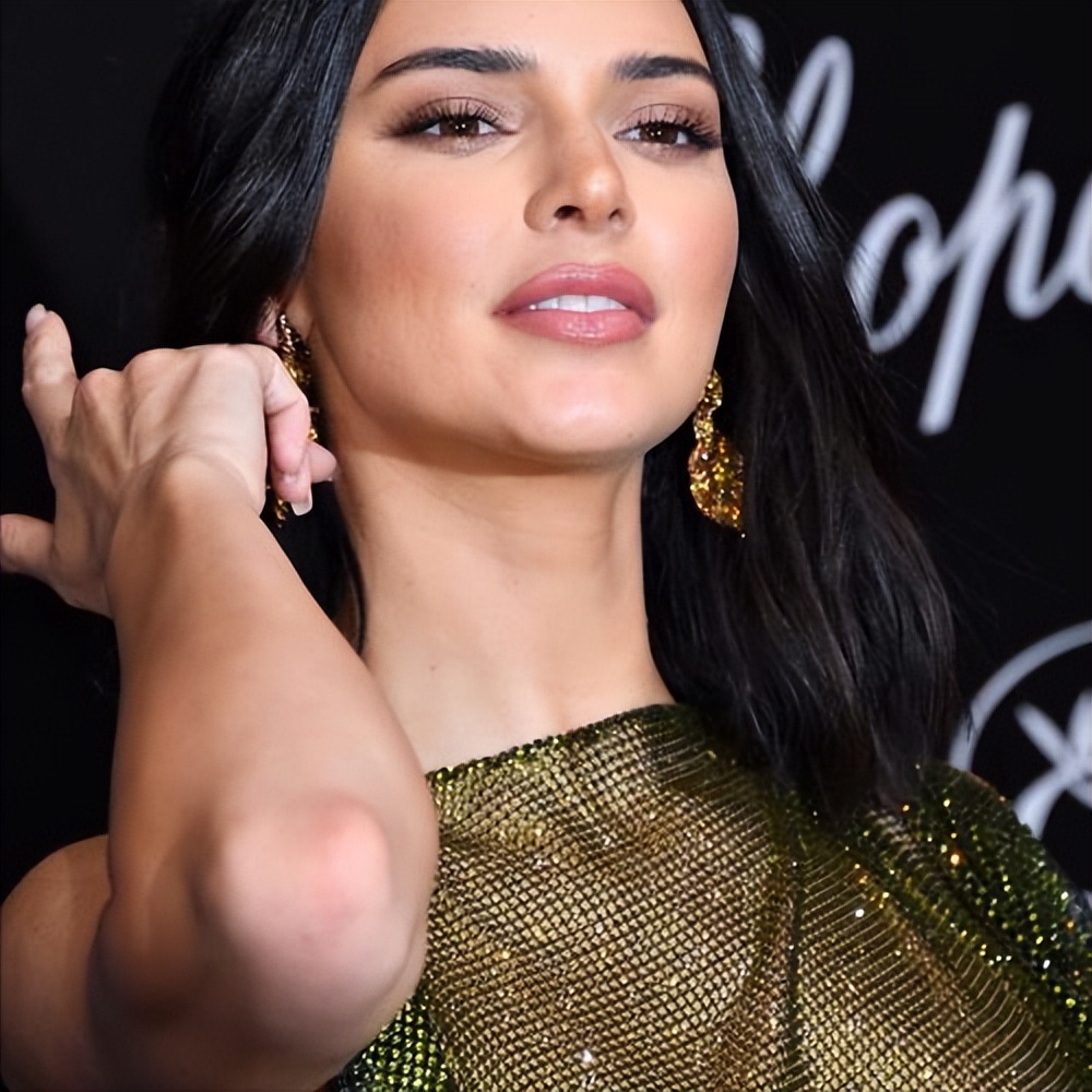 The gap between Jenner and Kim, who is worth 60 million, widens! Nearly ...