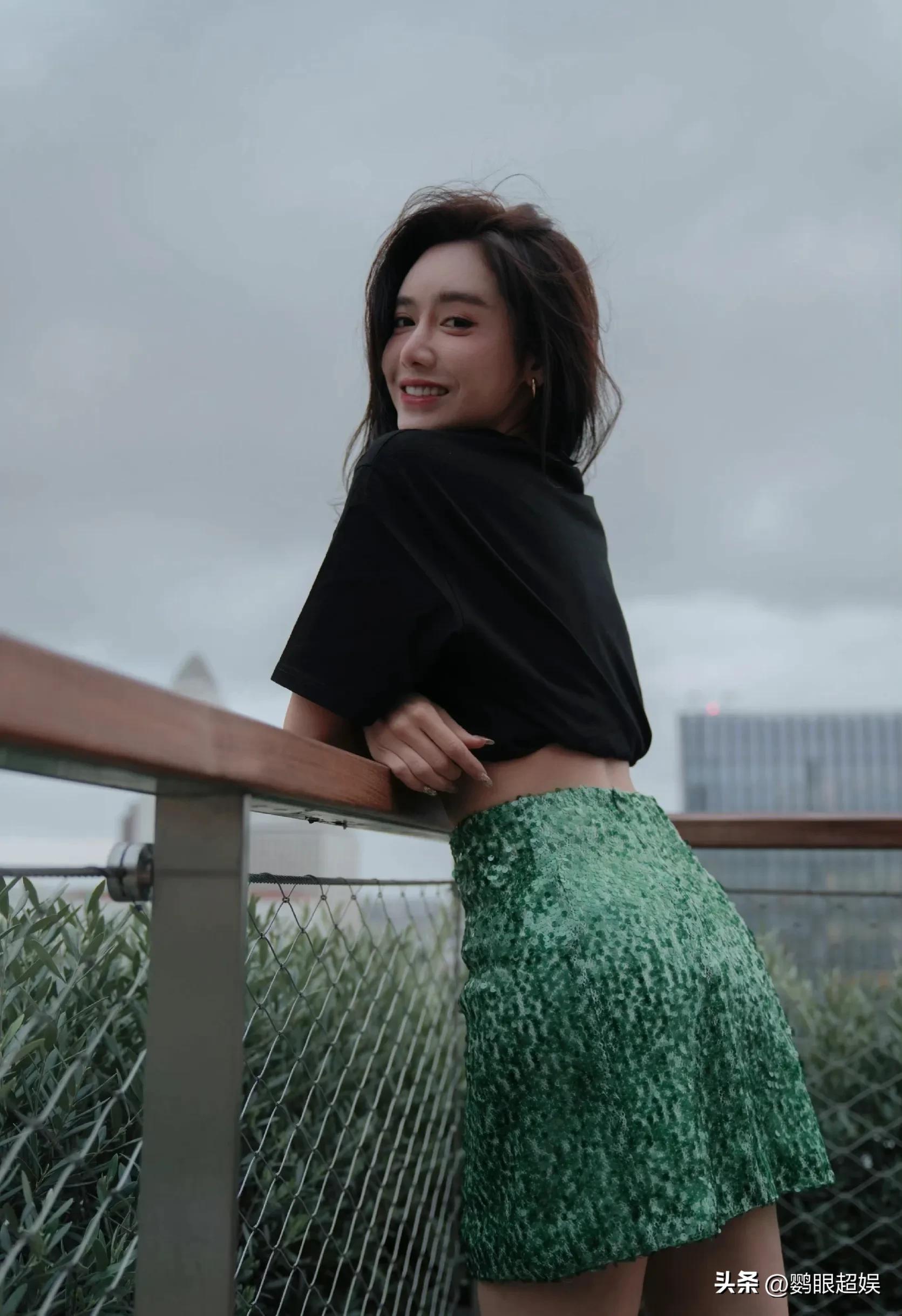 Mina's sexy photo of her waistless short skirt, so beautiful that she ...