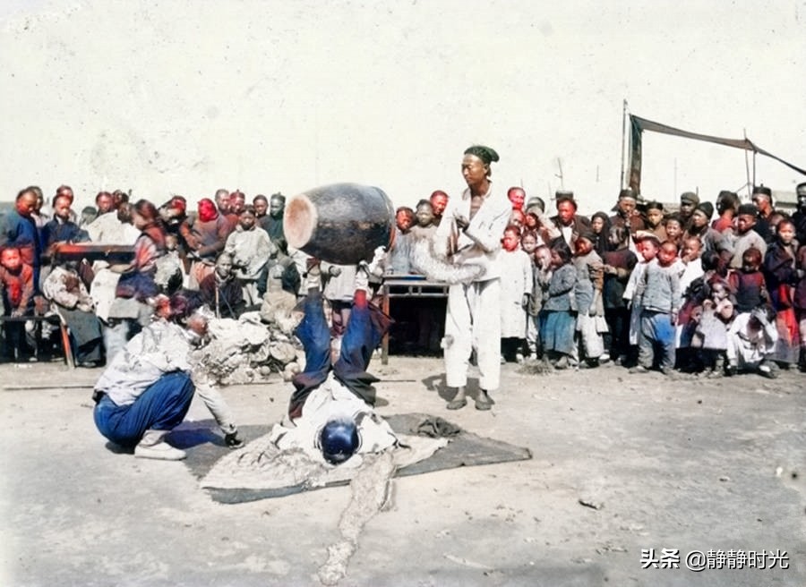 Old photos in the late Qing Dynasty: the woman stood charmingly, the ...