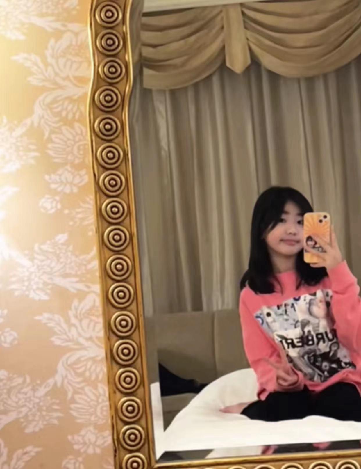 Zuo Xiaoqing's daughter takes beautiful photos!Wearing thousand yuan ...