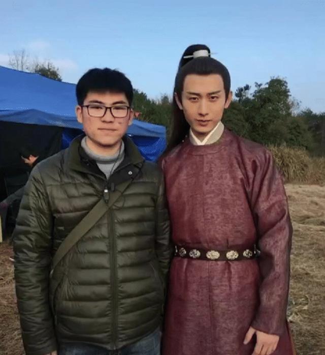 Netizens took a group photo with Huanrui artist, Cheng Yi is delicate ...