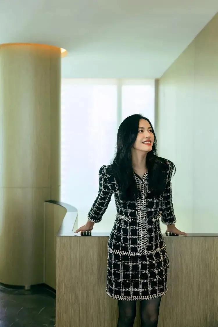 Yao Chen is getting more and more beautiful, with elegant and charming ...