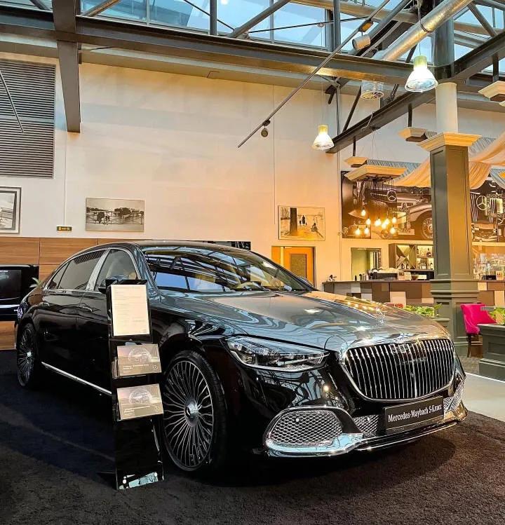 Maybach S680, sit in the back row with the ambient light on, it's ...