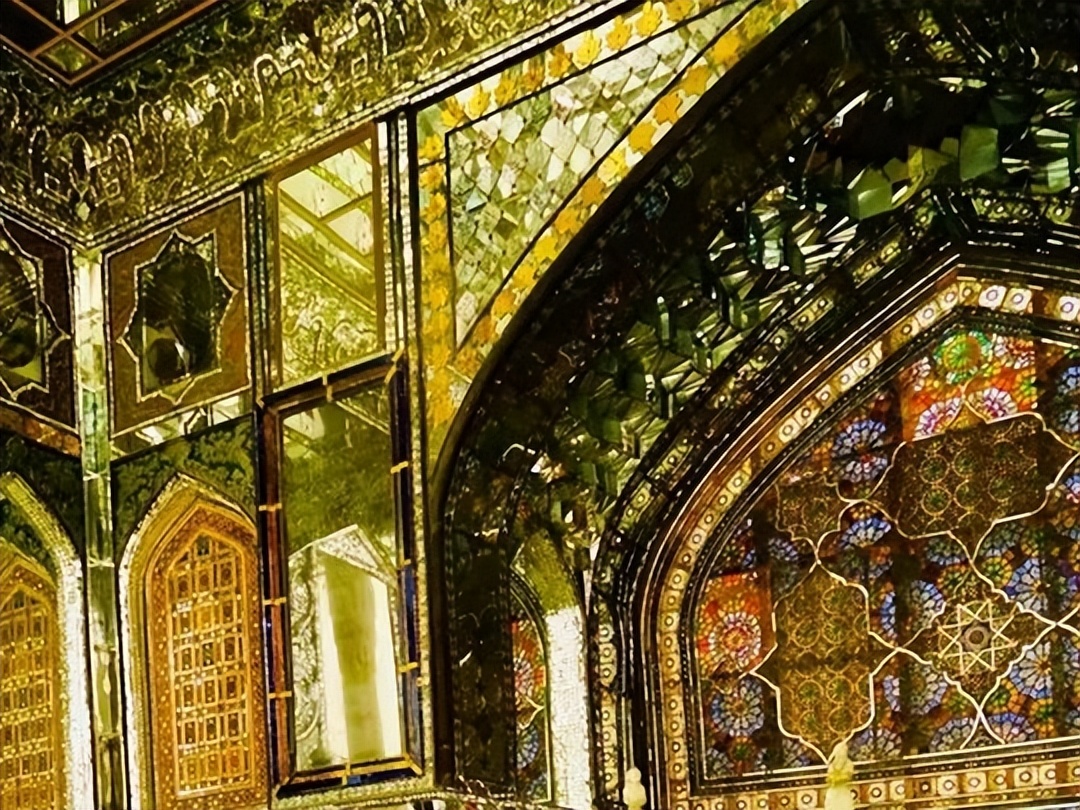 Discuss in detail the ingenious and unique architectural charm of the ...