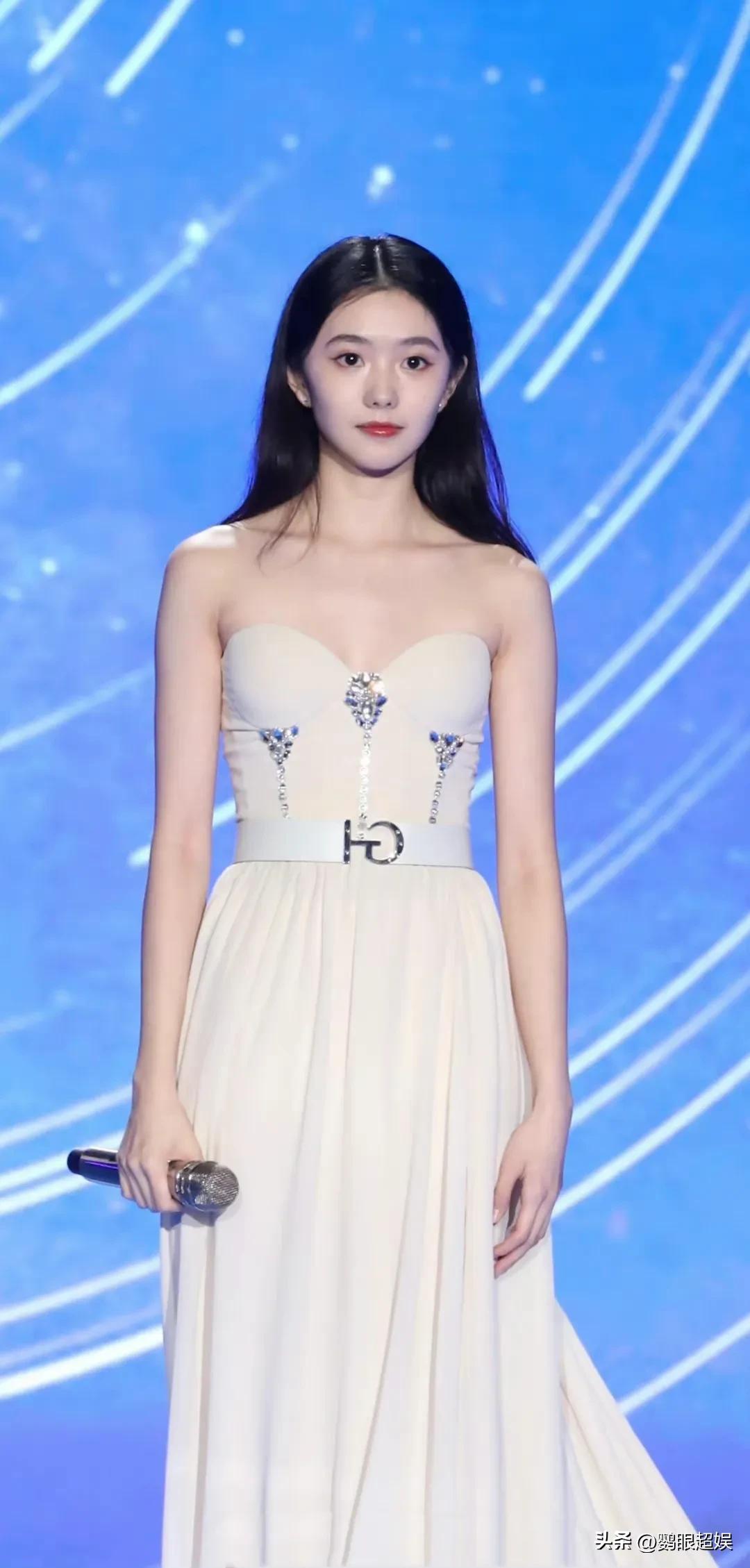 Liu Haocun Media's long dress evening look, so beautiful - iNEWS