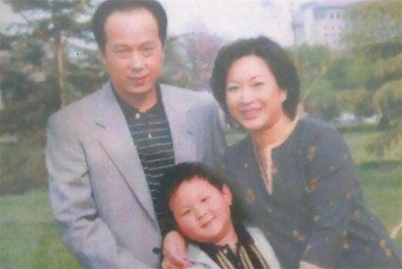 Luo Jing's son: After his father died, he was sent to the United States ...
