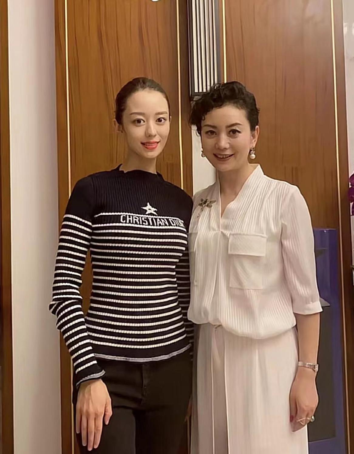 Zhu Jun warm hospitality! Wearing a thousand-yuan top and Lang Lang ...