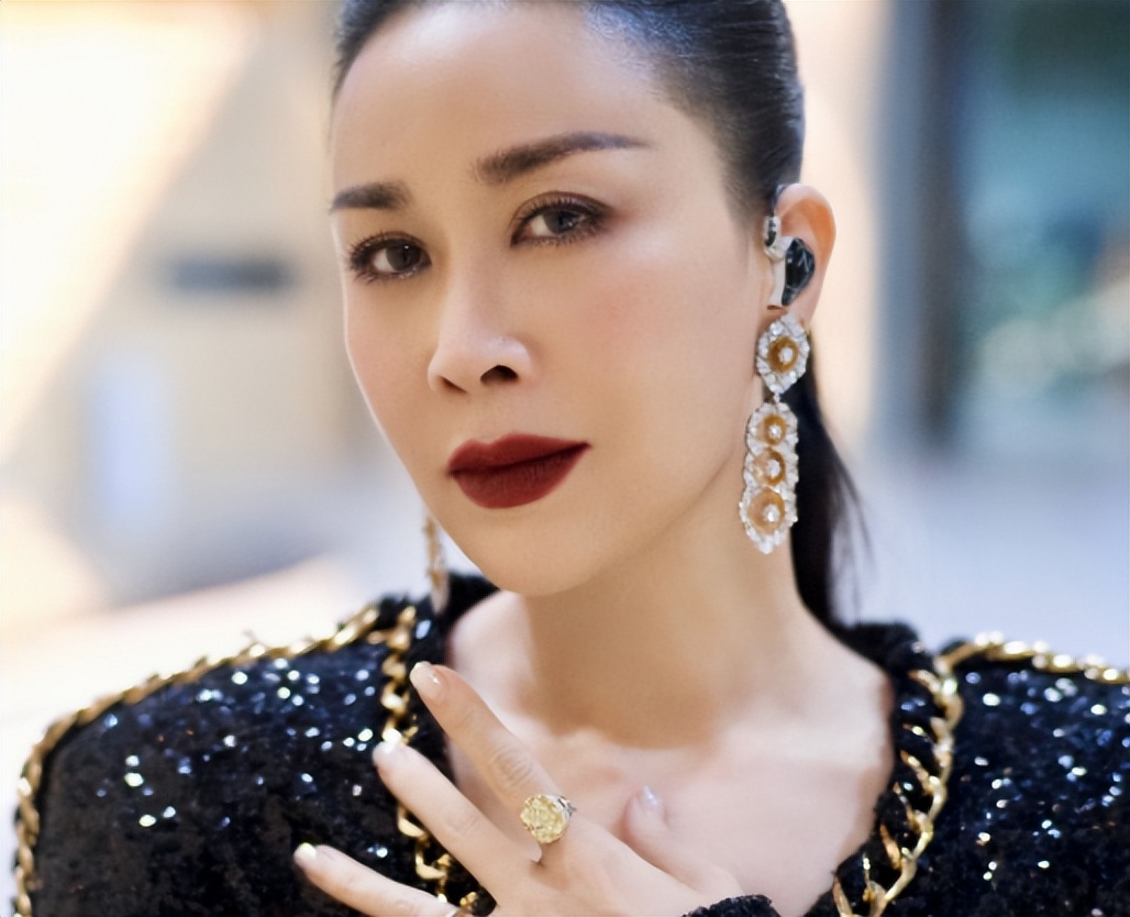 Na Ying appeared in the English Opera House, dressed as a country girl ...