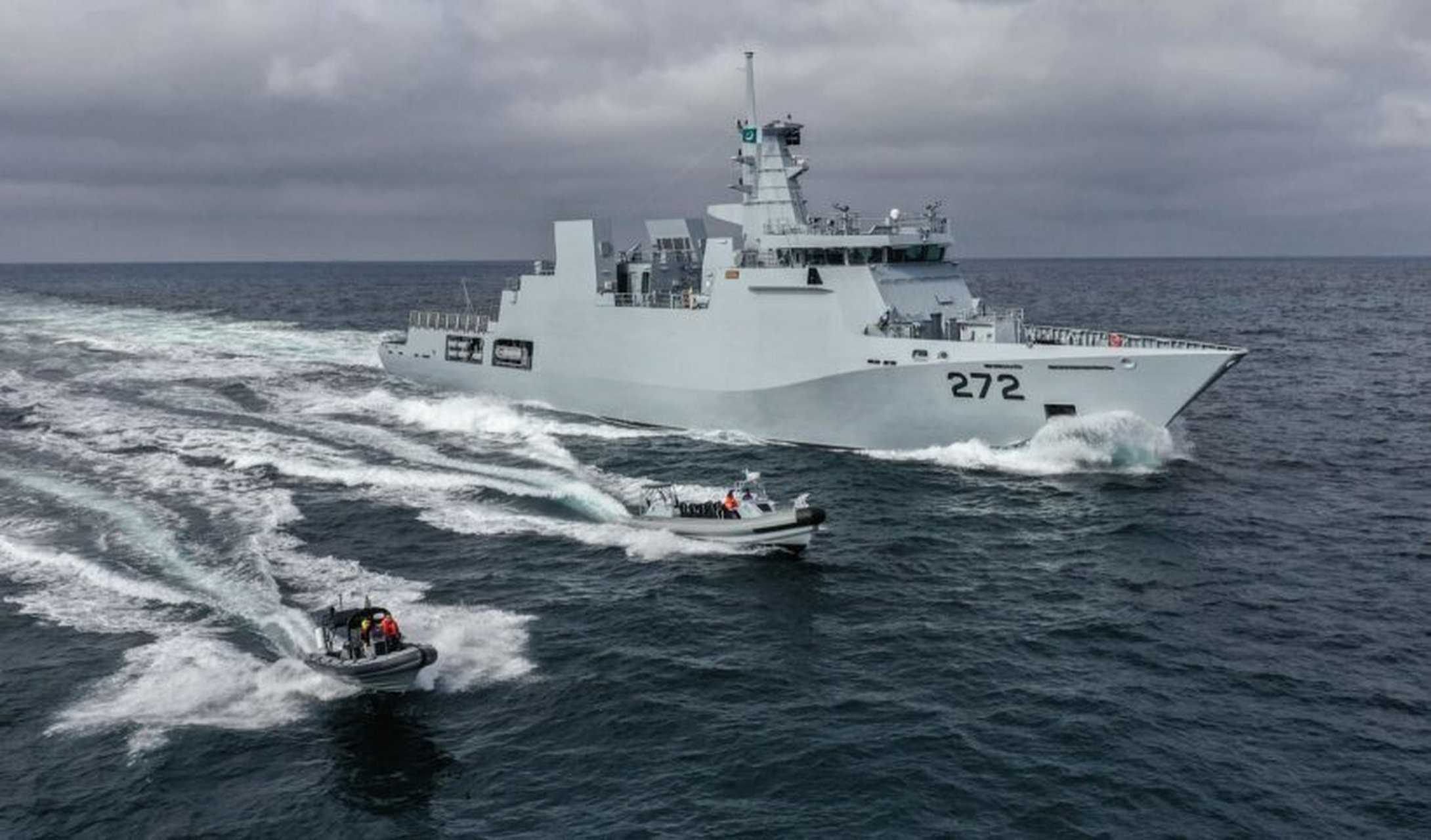 Indian Ocean Patrol, the new Yarmouk-class frigate of the Pakistan Navy ...