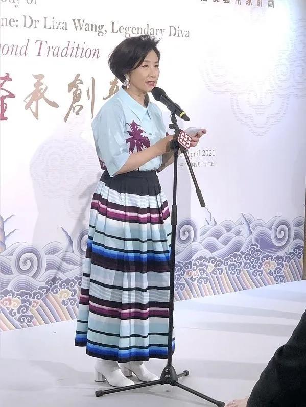 Huo Qigang and Wang Mingquan took a group photo, and the posture of ...