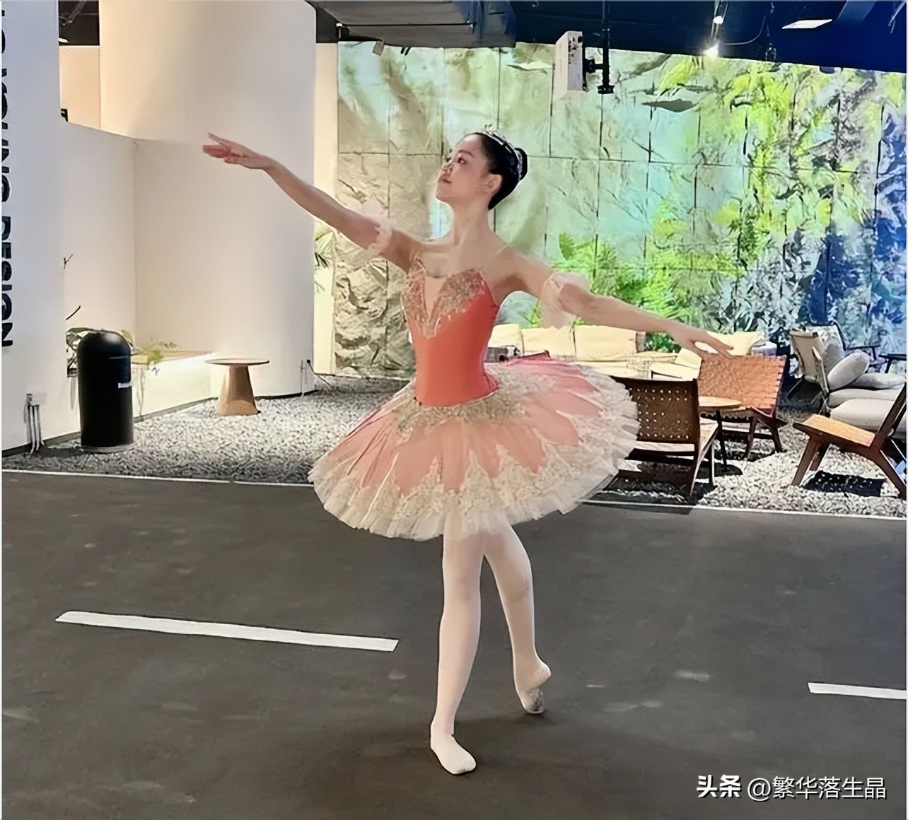 Lu Lijun and Liu Xiuying took a rare group photo, wearing a black dress ...