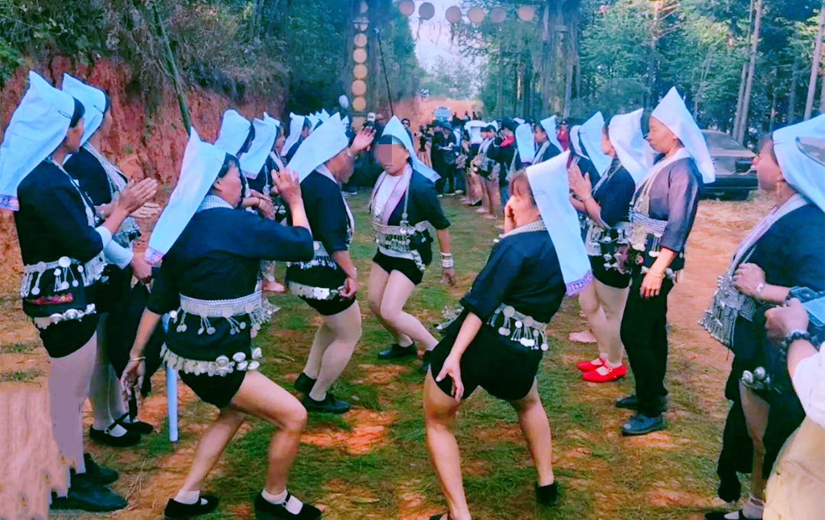 In Yunnan, a minority, women wear ultra-shorts all their lives, and ...