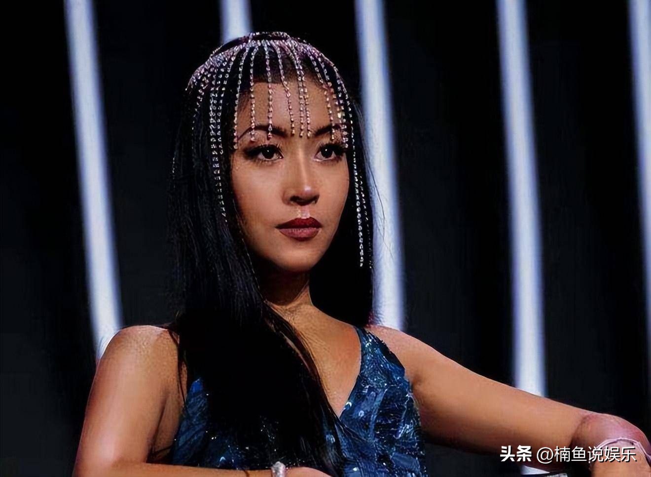 The black-skinned Jike Junyi is so beautiful! Wearing a tube top to ...