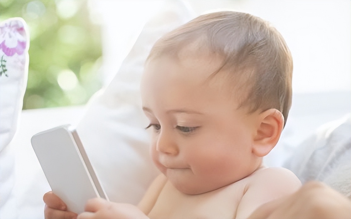 What to do if the baby loves to play with mobile phones? - iNEWS