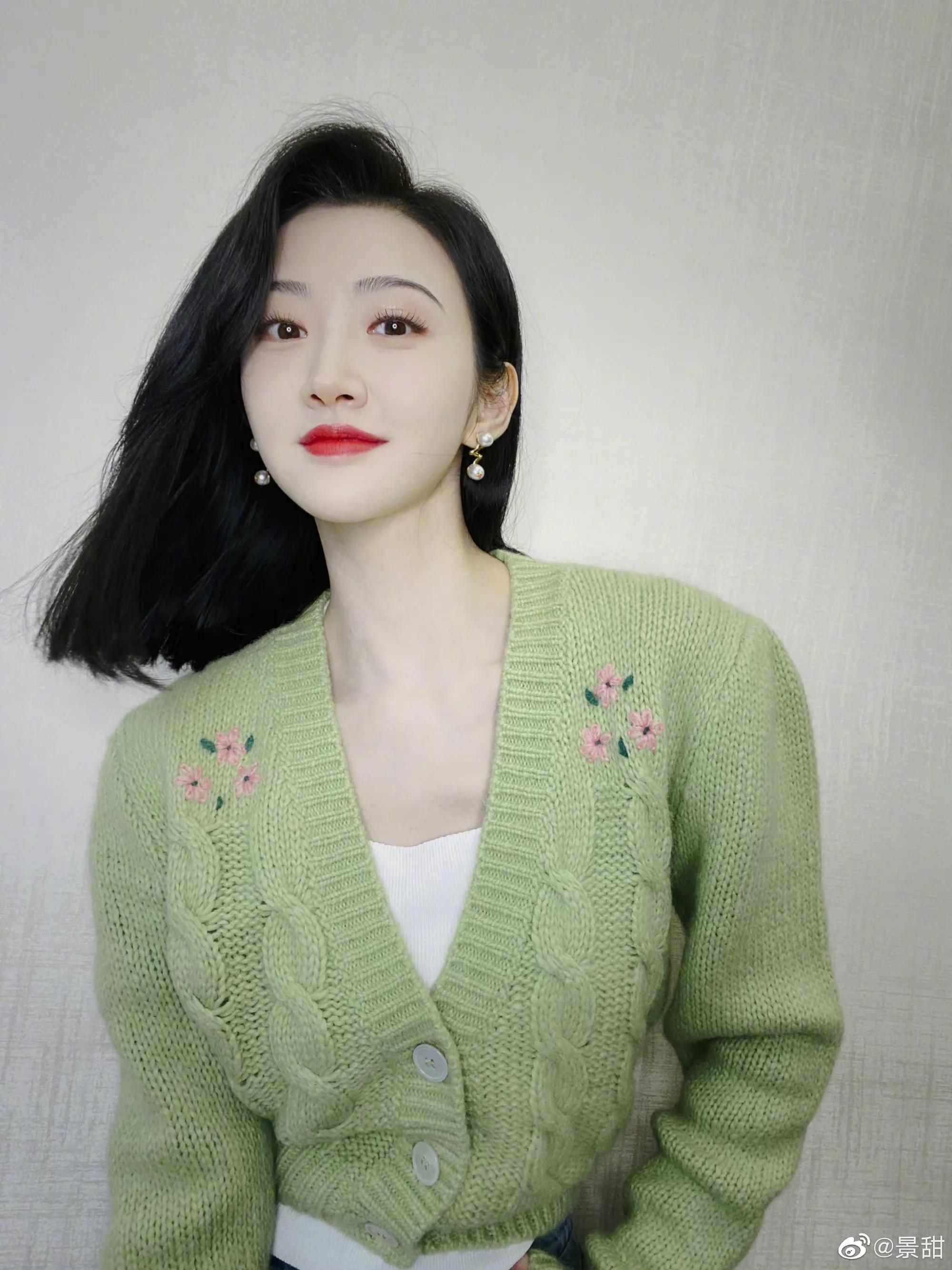 Jing Tian is happy to take photos to celebrate the beginning of summer ...