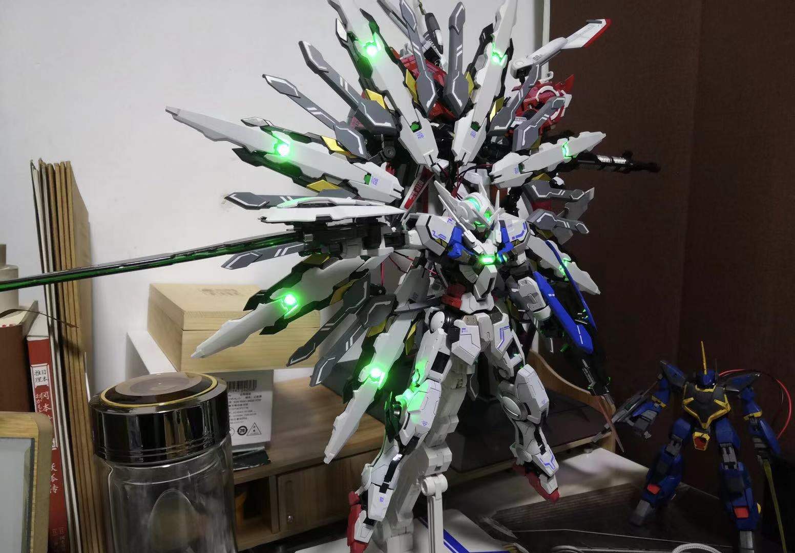 "Peacock Trial" Eight Shields, White Justice Gunpla with Lights - iMedia